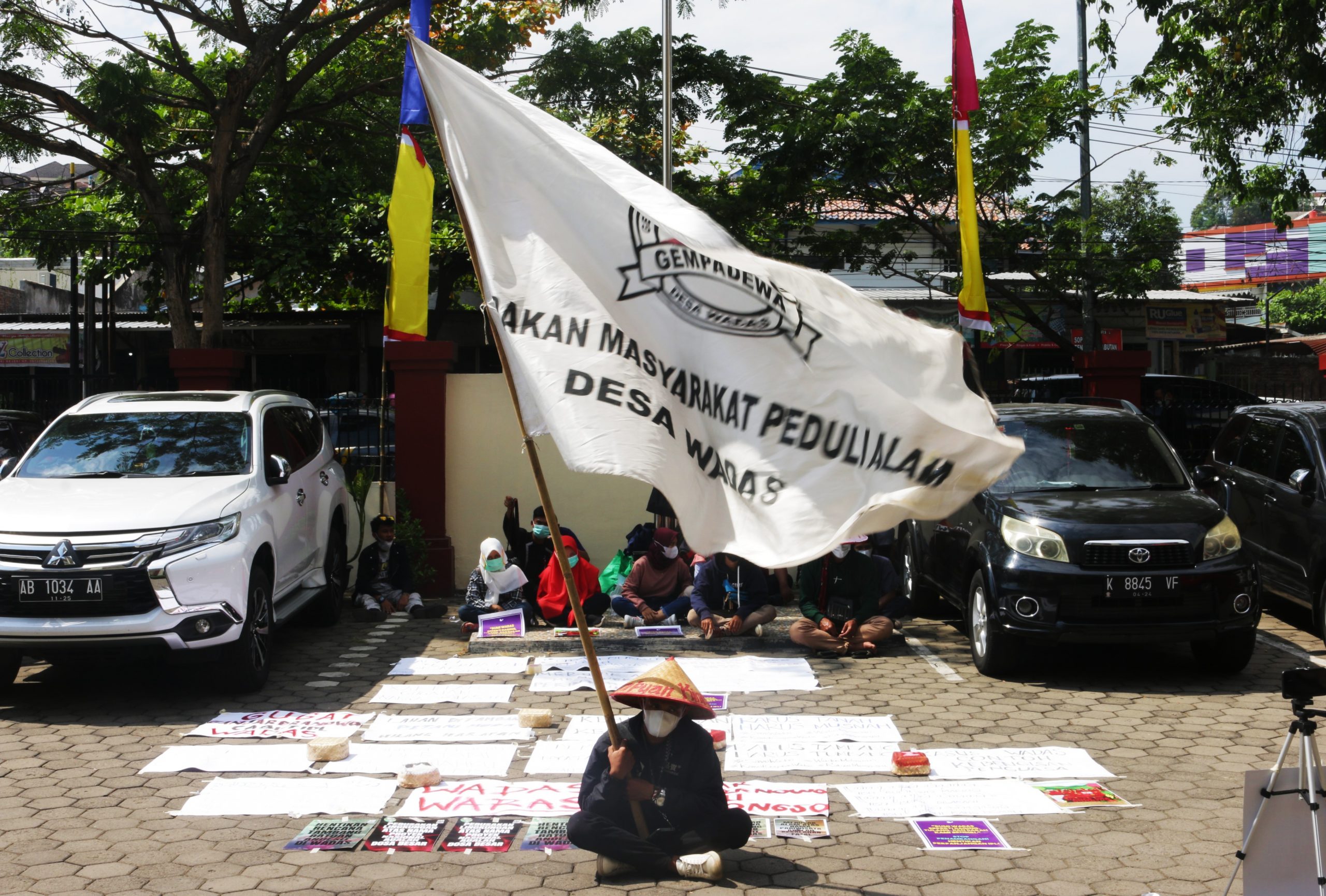 Aksi Warga Wadas di Sidang Gugatan terhadap Ganjar Pranowo | Balairungpress Aksi Warga Wadas di Sidang Gugatan terhadap Ganjar Pranowo | Balairungpress