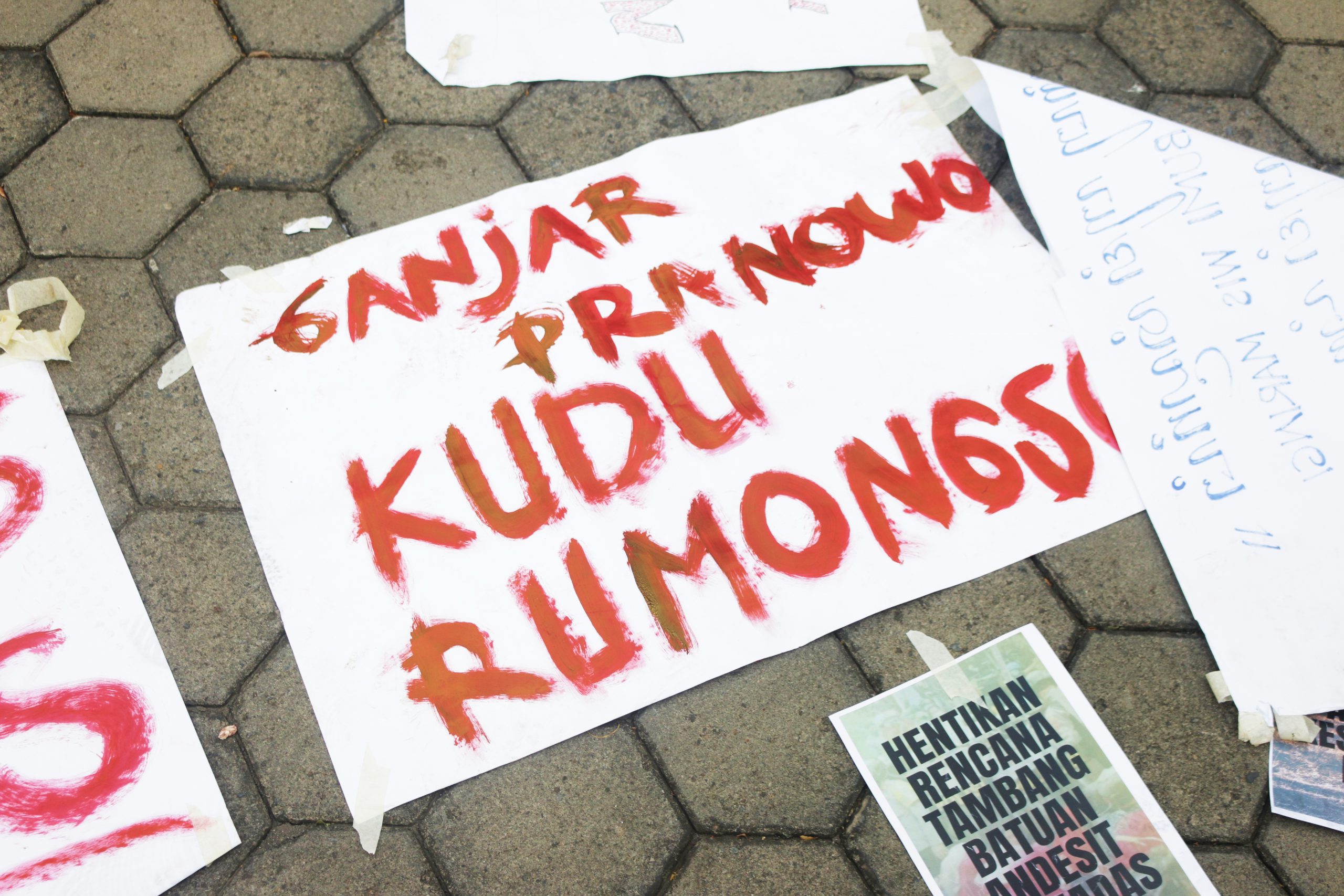 Aksi Warga Wadas di Sidang Gugatan terhadap Ganjar Pranowo | Balairungpress Aksi Warga Wadas di Sidang Gugatan terhadap Ganjar Pranowo | Balairungpress